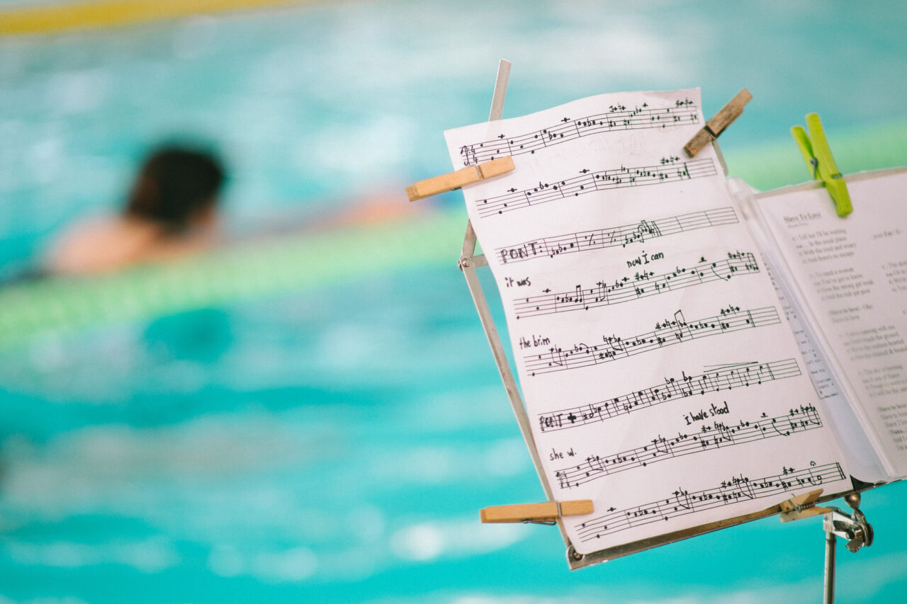 Voix d’eau (un micro-show en piscine avec Madame Suzie) – Topo(s)